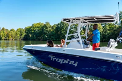 Center Console or Bay Boat - Which is Best? | Bayliner