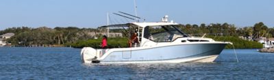 325 Conquest | Cabin Cruiser Boat Model | Boston Whaler