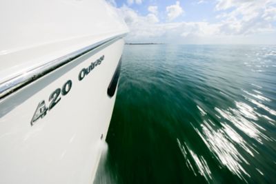 420 Outrage | High Performing Center Console Boat | Boston Whaler