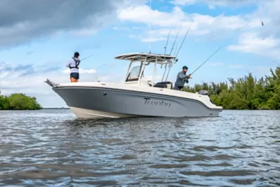 Center Console or Bay Boat - Which is Best? | Bayliner