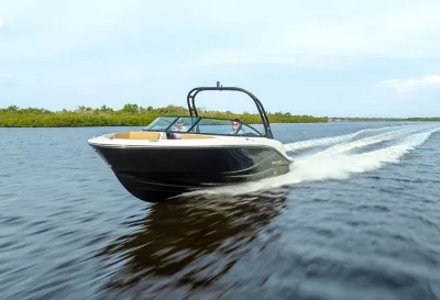 Bayliner V20 – Explore Bowrider Boat Models | Bayliner